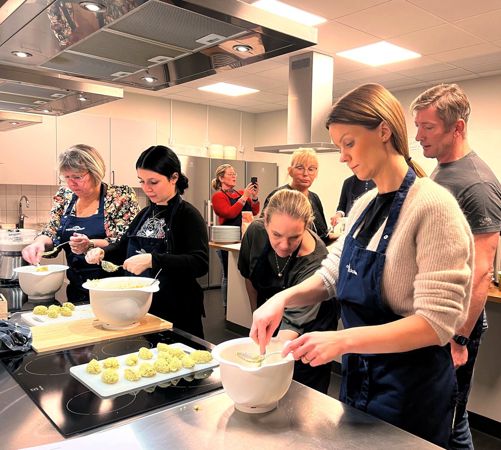 Skratt och samarbete i köket under aktiv matlagning | Medborgarskolan